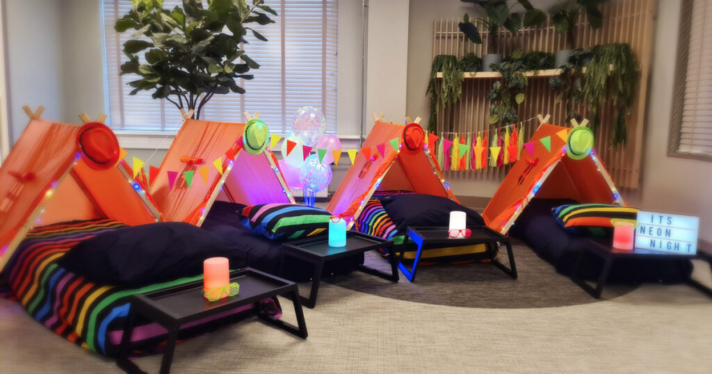 Tipi Slaapfeestje met Neon Thema - Vier je kinderfeestje!